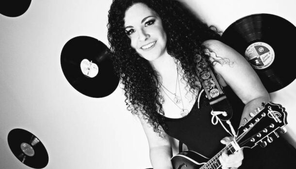 Entrevue avec l’auteure-compositrice-interprète Julie Curly – Bible urbaine